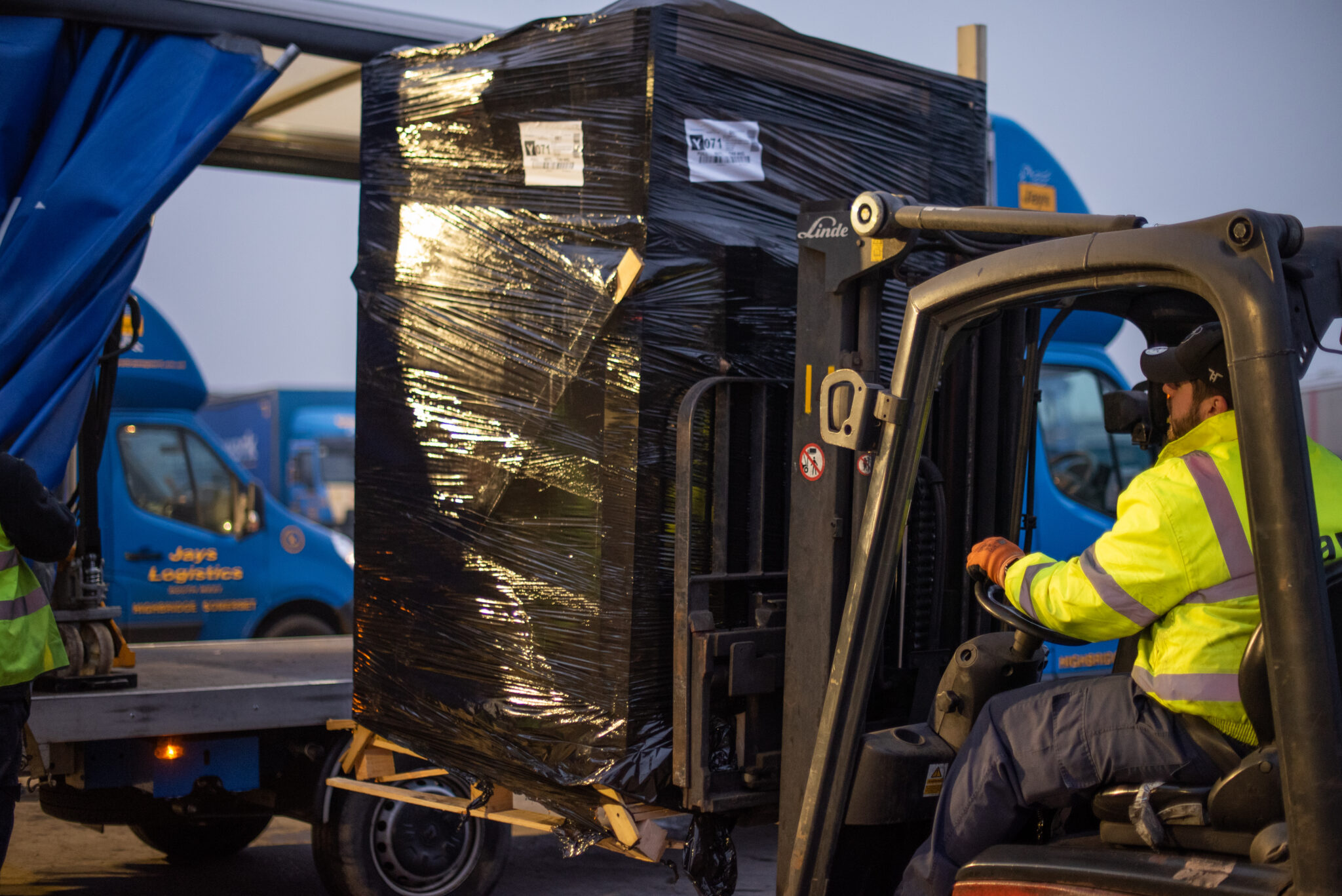 Sharing the Road Safely: Winter Tips for Car Drivers Around Lorries – Jays Transport